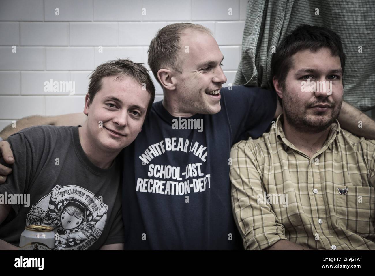 EXCLUSIVE: The Wave Pictures posing for photos back stage before their ...