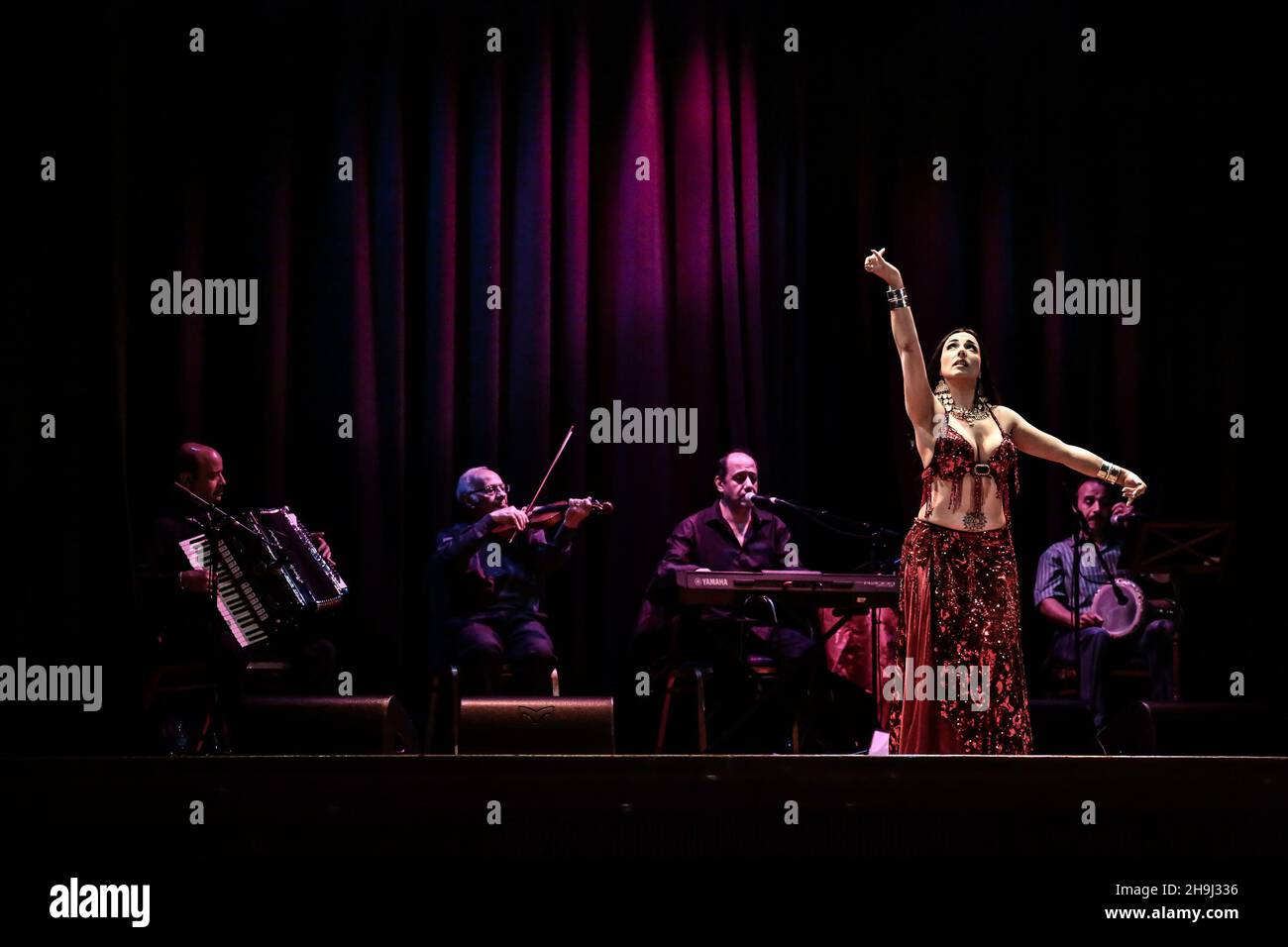 Turkish belly dance hi-res stock photography and images - Alamy