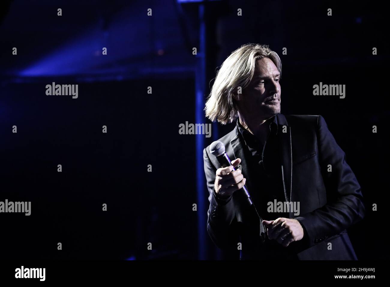 Eric Whitacre performing live on stage with The Eric Whitacre Singers ...