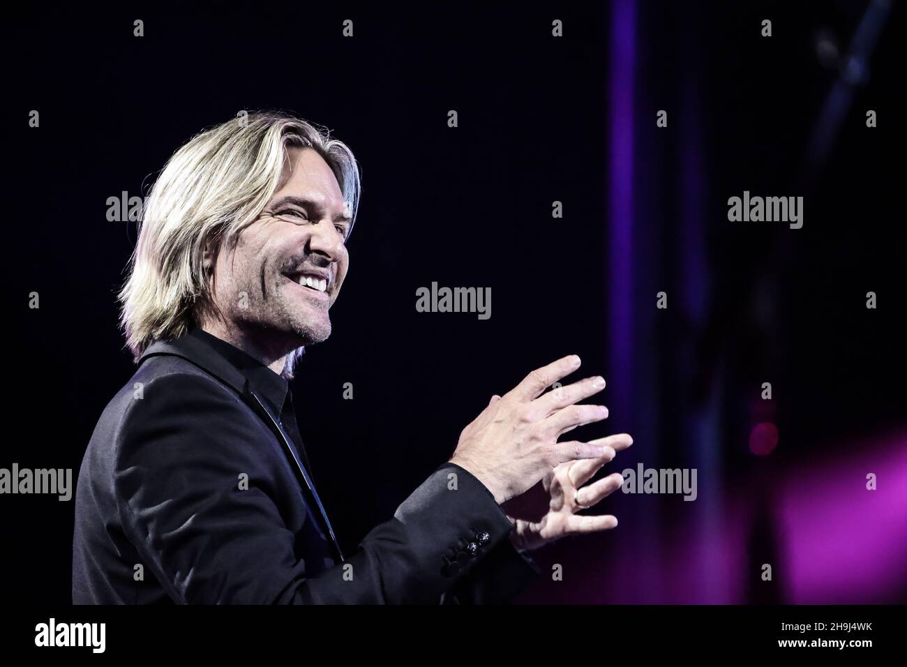 Eric Whitacre performing live on stage with The Eric Whitacre Singers ...