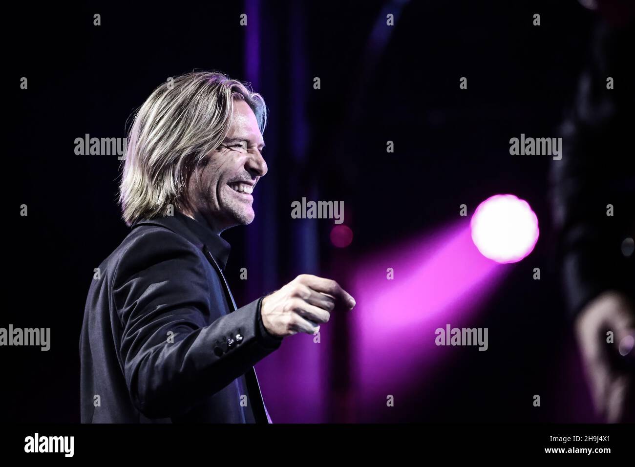 Eric Whitacre performing live on stage with The Eric Whitacre Singers ...