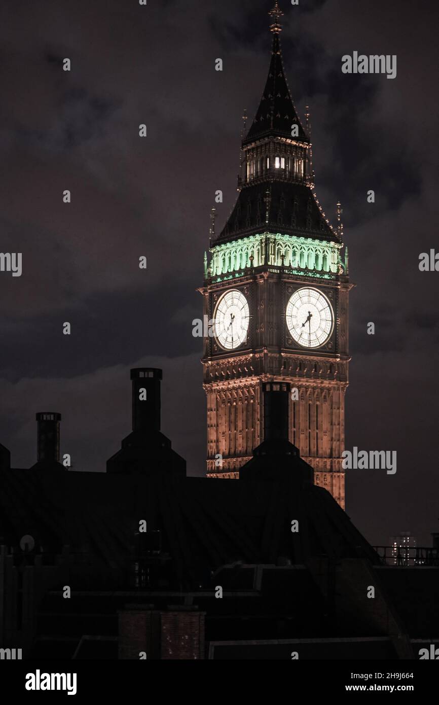 Big Ben (also known as the Elizabeth Tower) seen at night Stock Photo ...