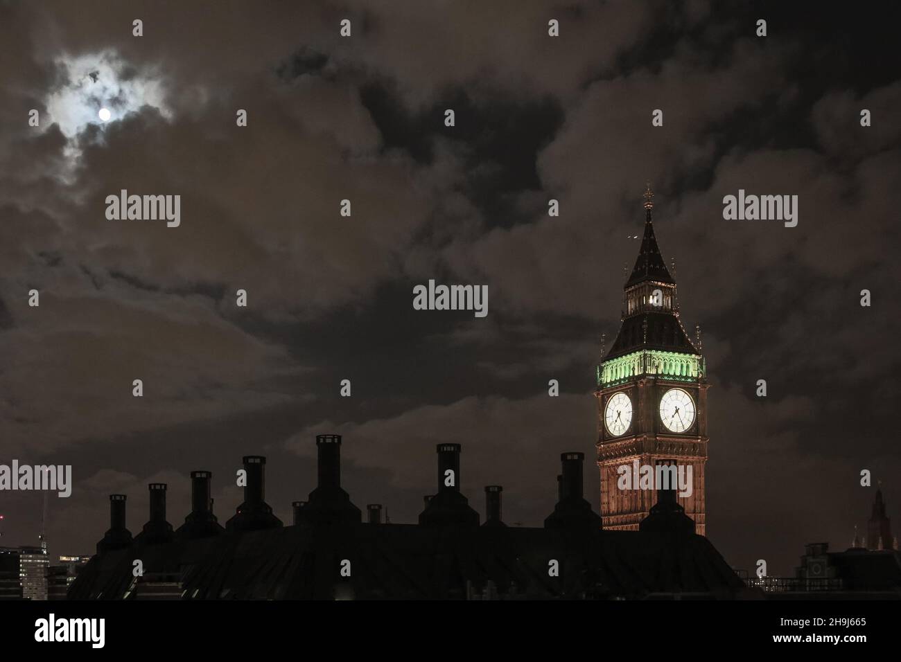 Big Ben (also known as the Elizabeth Tower) seen at night Stock Photo ...