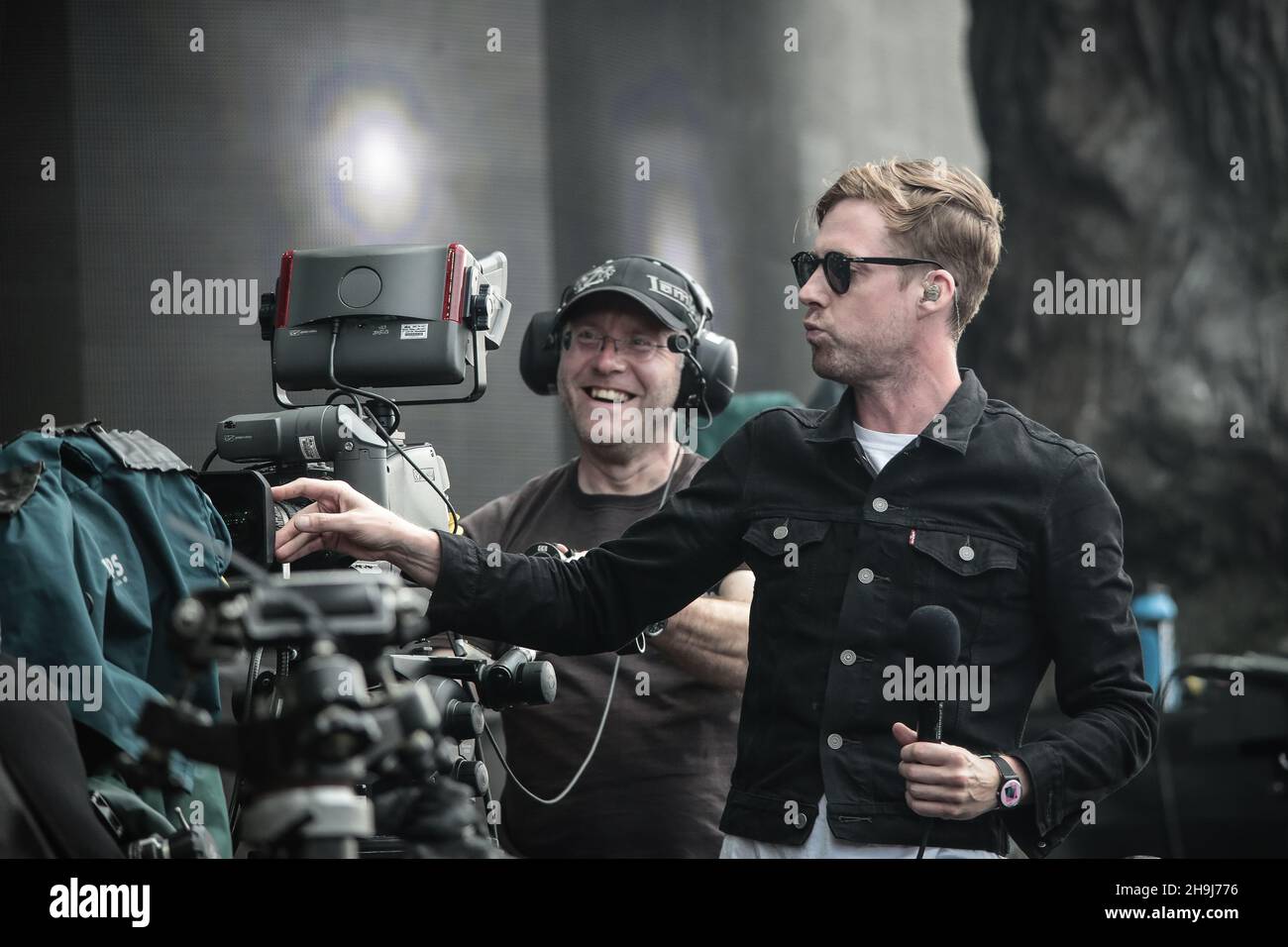 Ricky Wilson of Kaiser Chiefs encourages two cameras to "kiss" on the ...