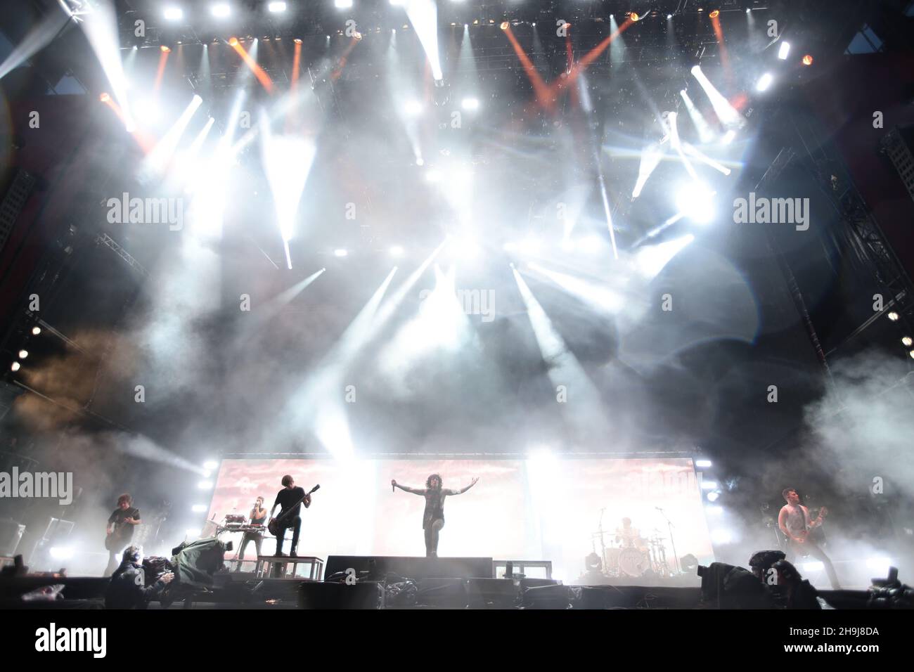 Bring Me the Horizon on the main stage at the 2015 Reading Festival ...