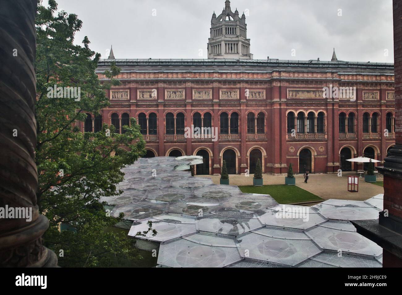 V&A reveals a new garden installation created by robots. Called Elytra ...
