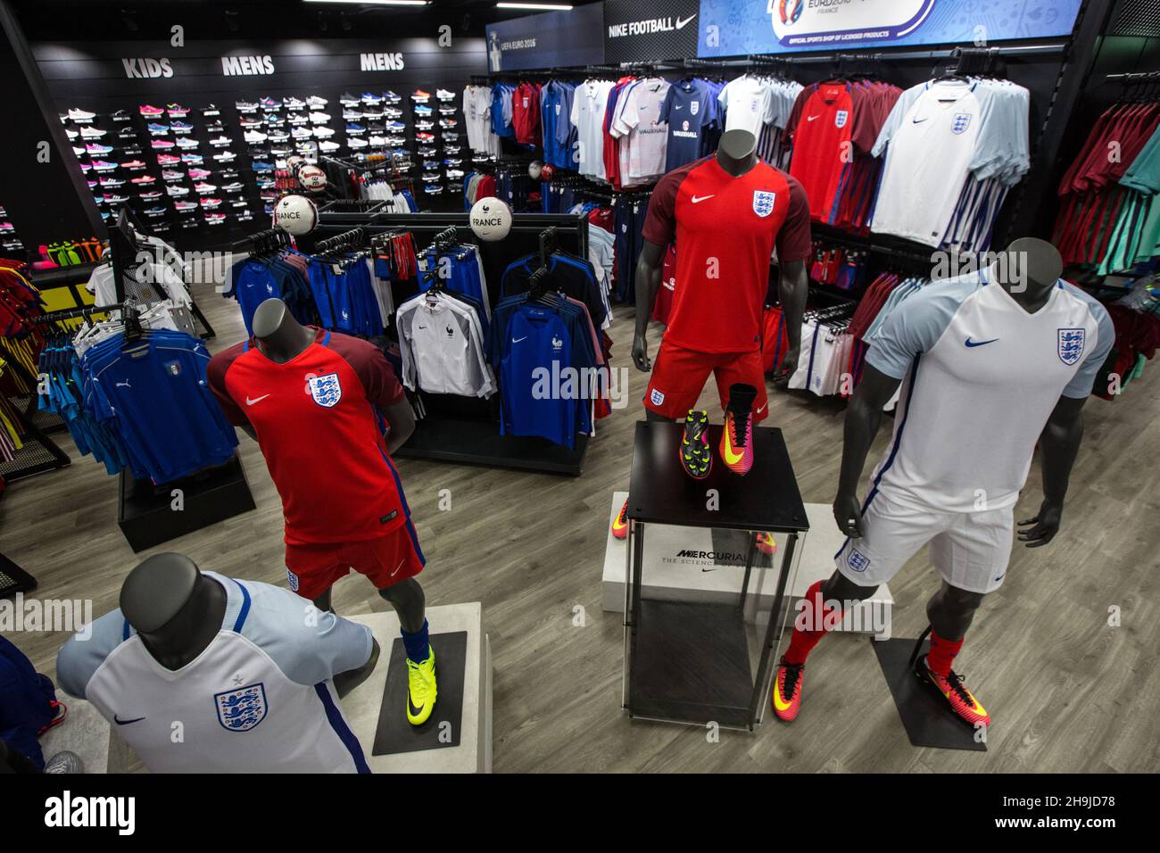 Nike england kit hi-res stock photography and images - Alamy