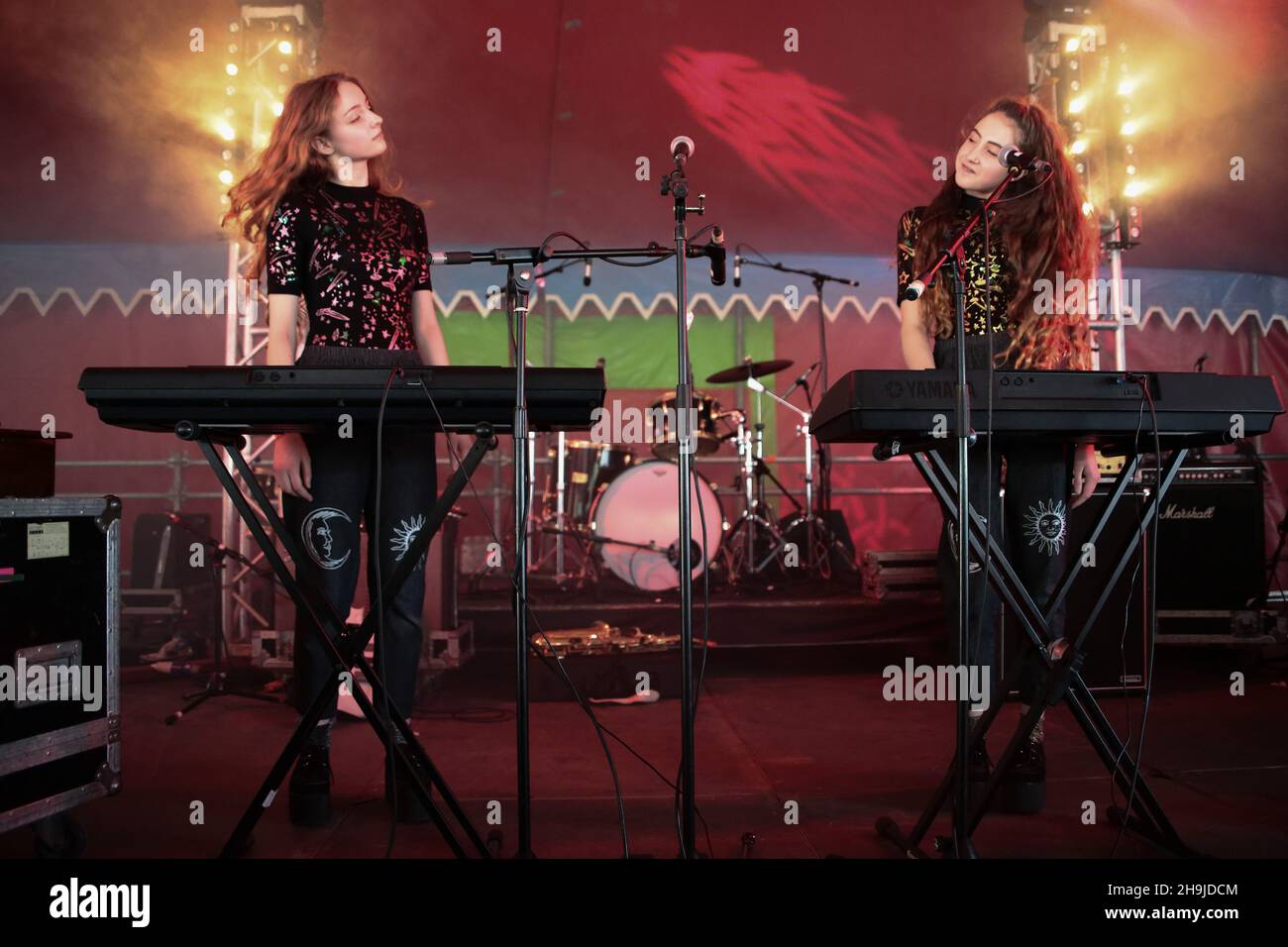 Let's Eat Grandma (Jenny Hollingworth and Rosa Walton) performing live ...
