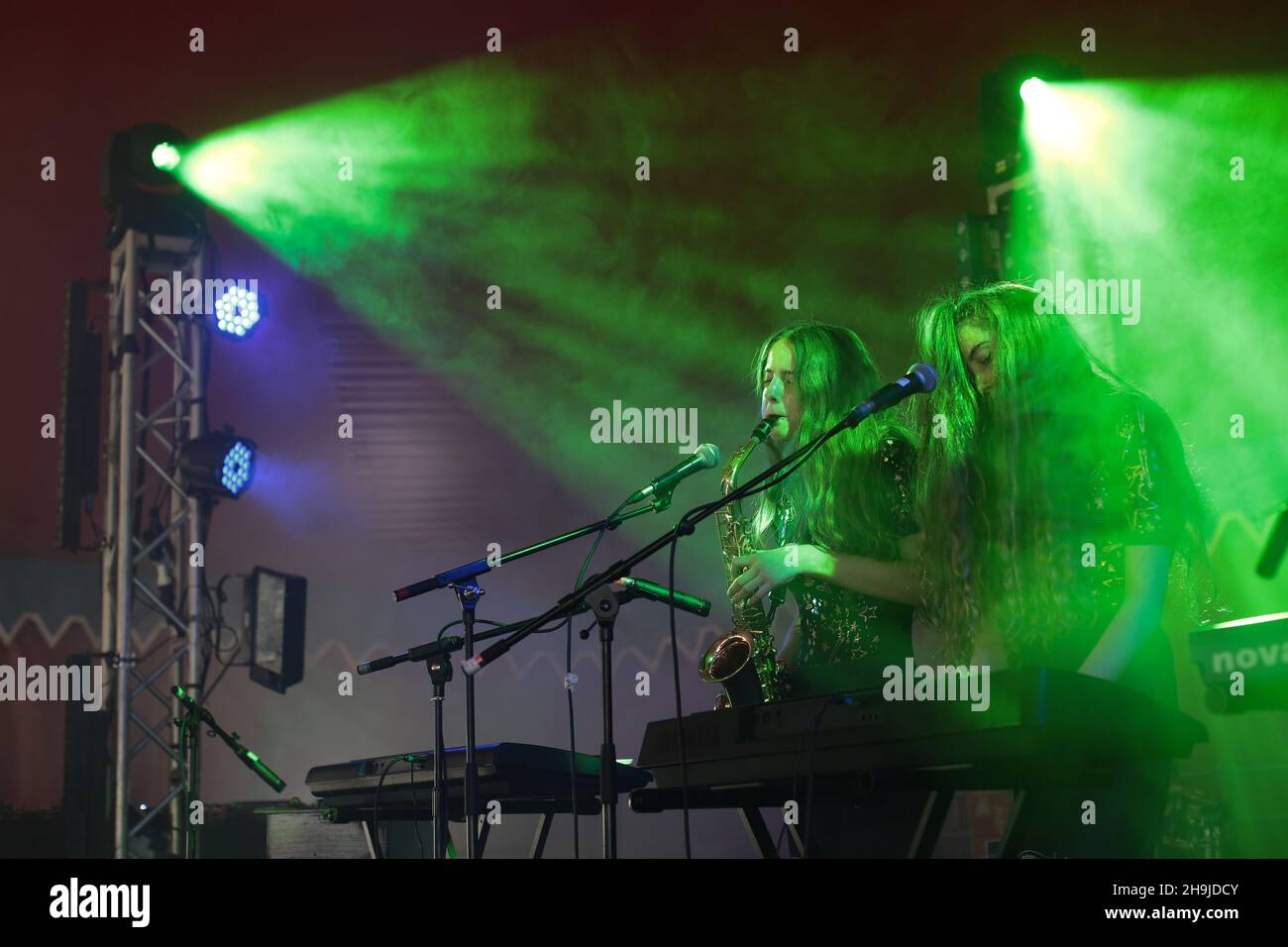 Let's Eat Grandma (Jenny Hollingworth and Rosa Walton) performing live ...