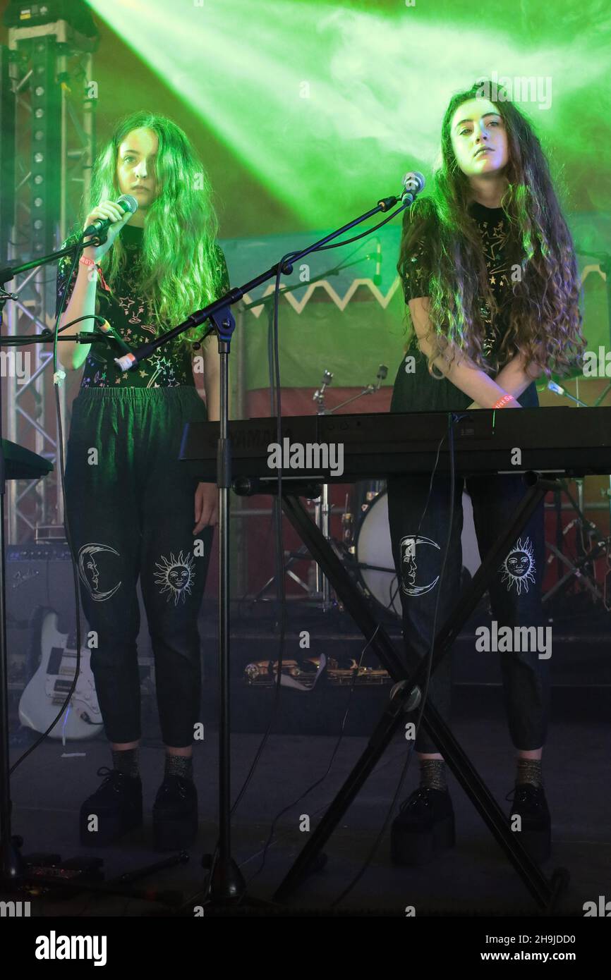 Let's Eat Grandma (Jenny Hollingworth and Rosa Walton) performing live ...