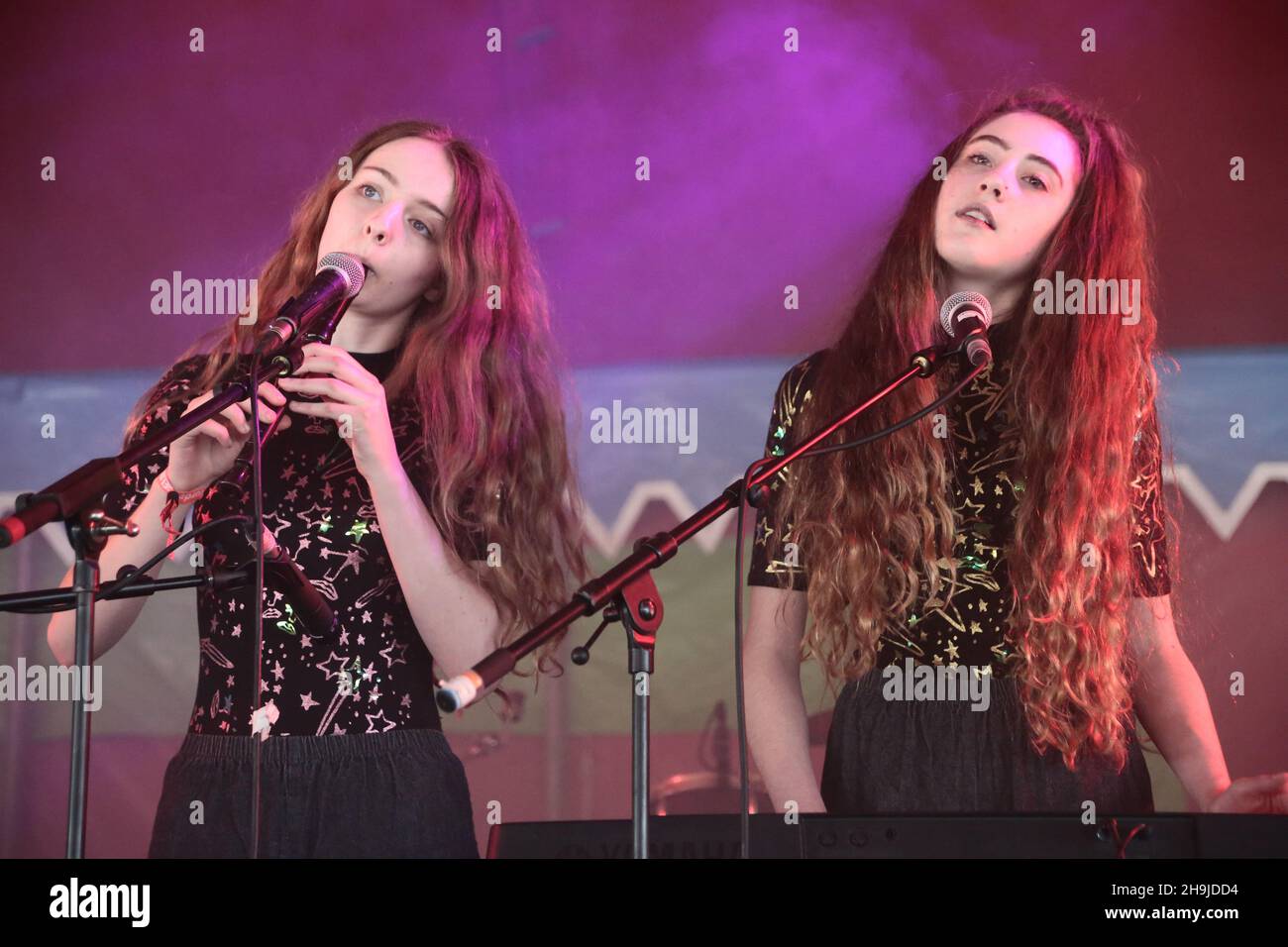 Let's Eat Grandma (Jenny Hollingworth and Rosa Walton) performing live ...