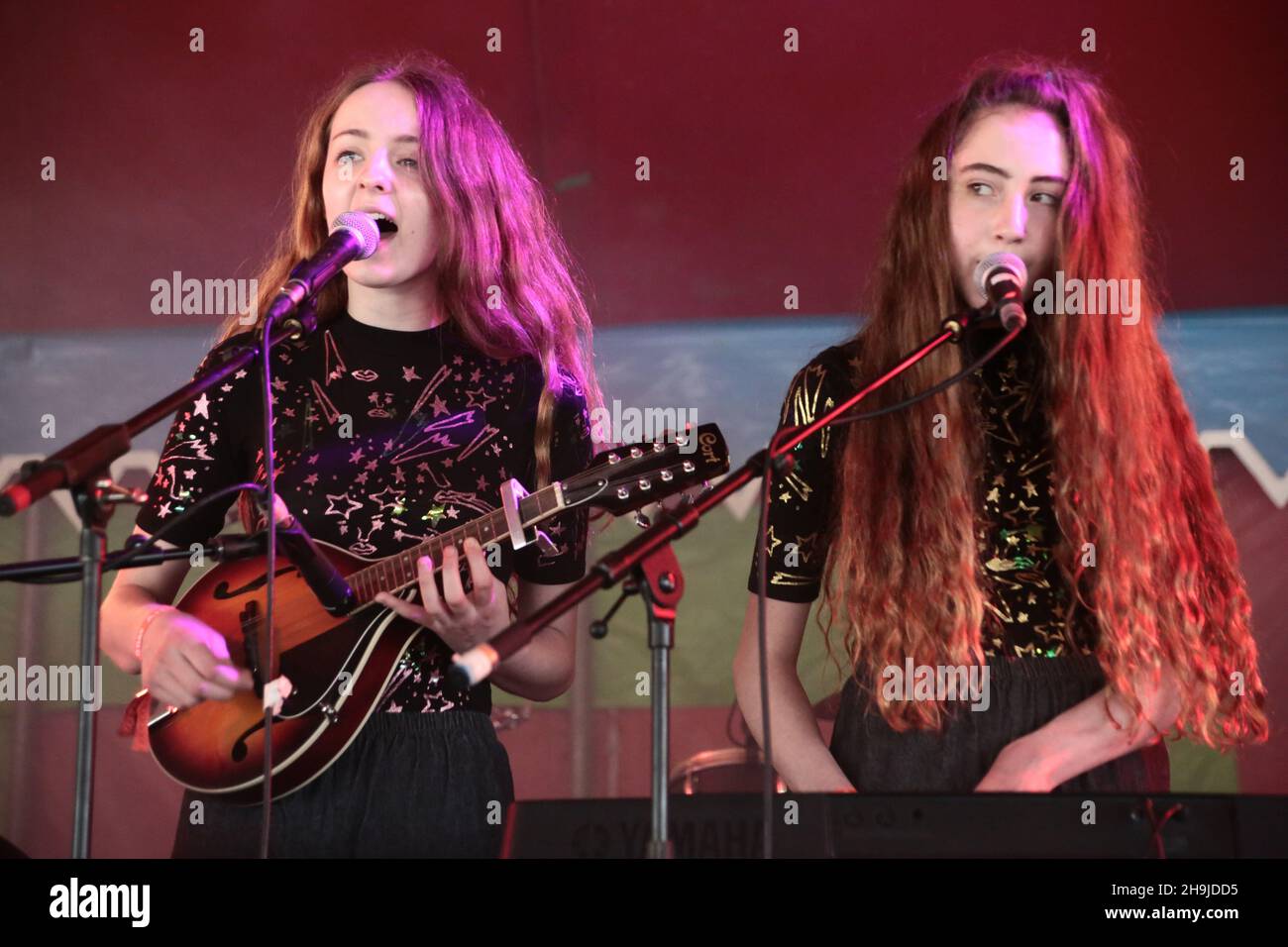 Let's Eat Grandma (Jenny Hollingworth and Rosa Walton) performing live ...