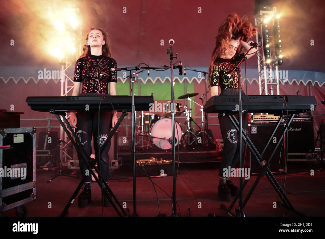 Let's Eat Grandma (Jenny Hollingworth and Rosa Walton) performing live ...
