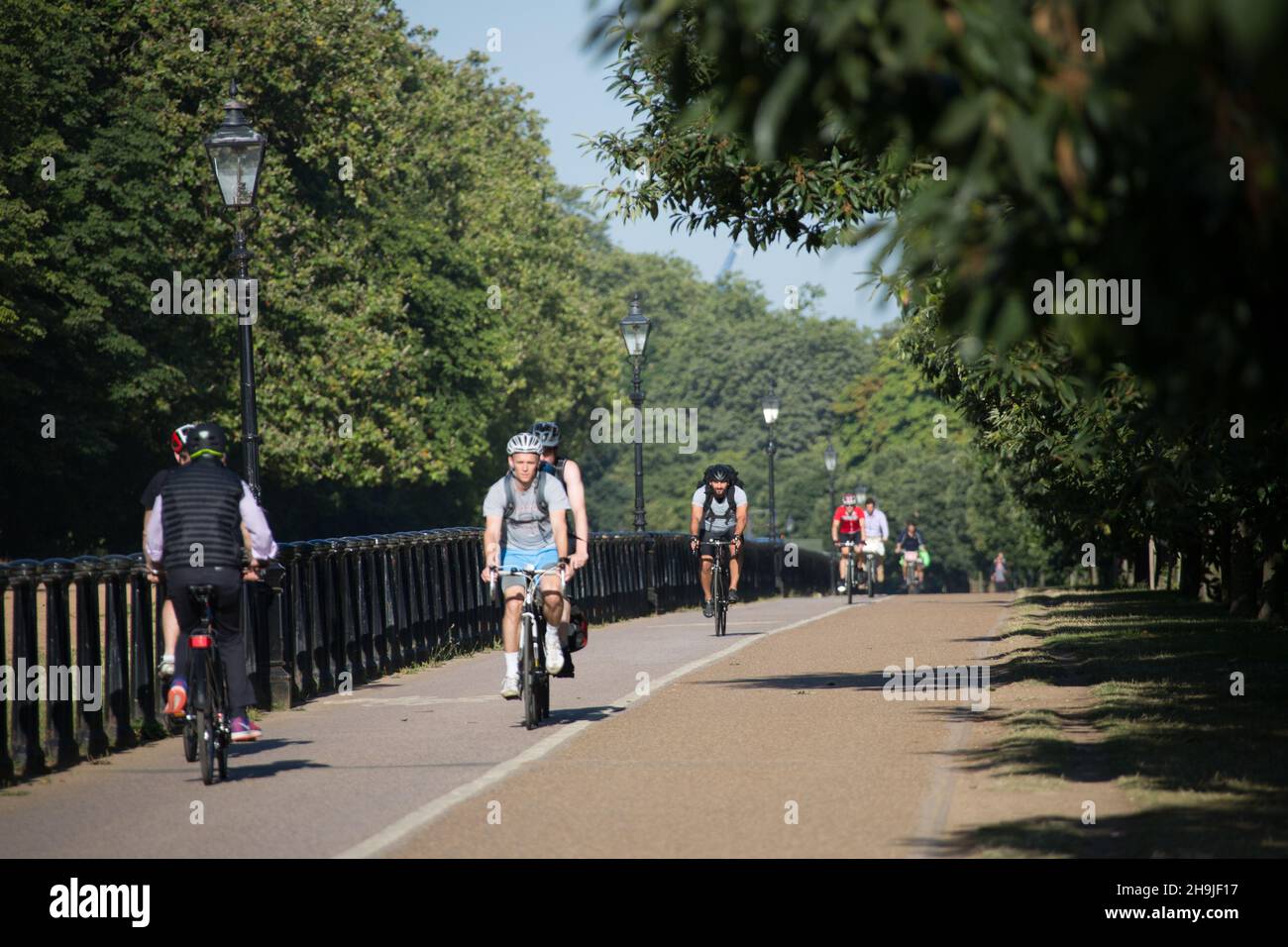 Cycle commute london park hi-res stock photography and images - Alamy