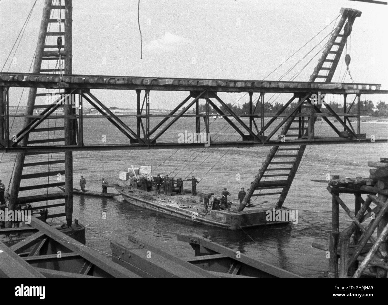 Warszawa, 1948-08. Budowa mostu Œl¹sko-D¹browskiego, w ci¹gu ...