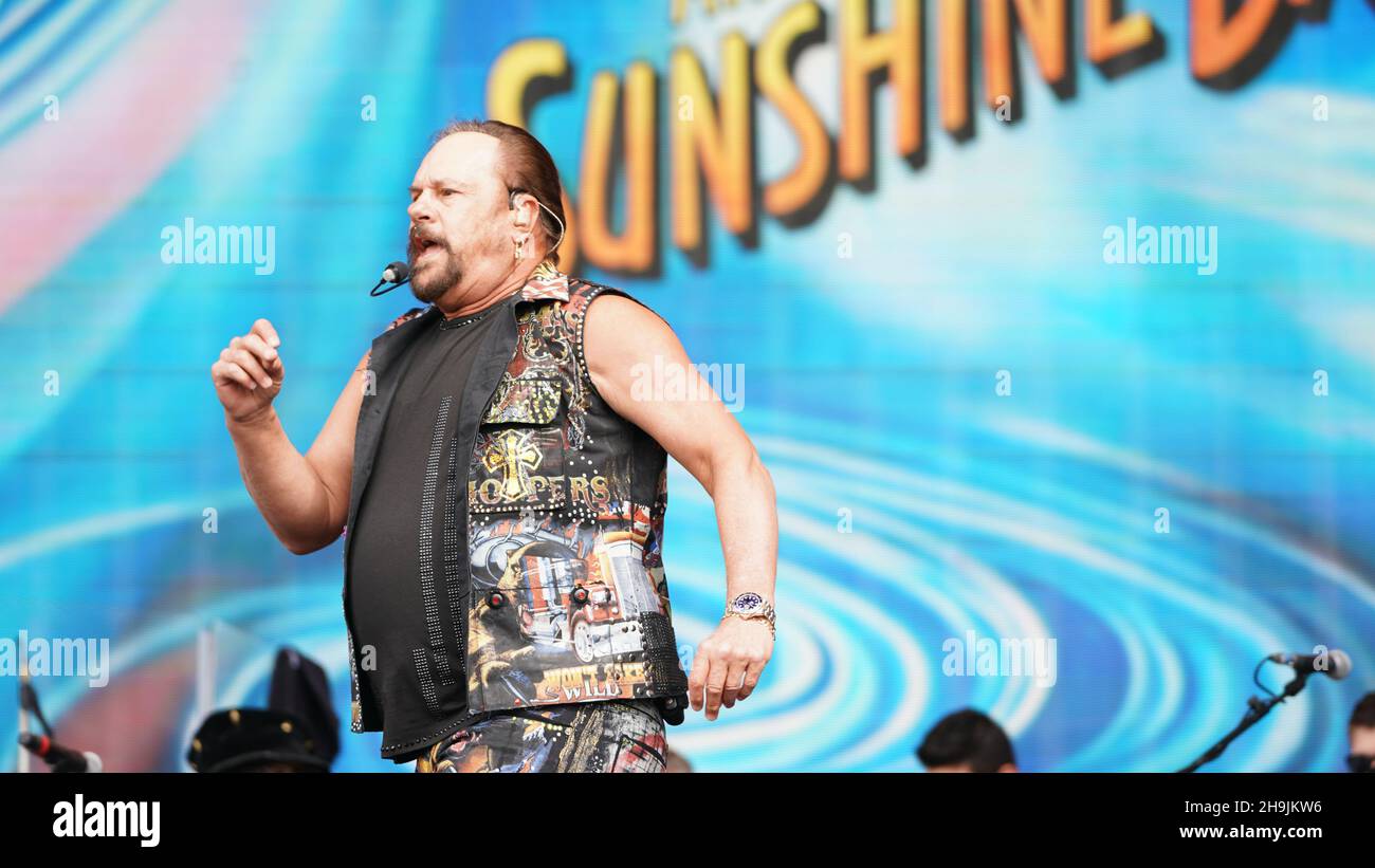 Harry Wayne Casey of KC and the Sunshine Band performing live on the ...