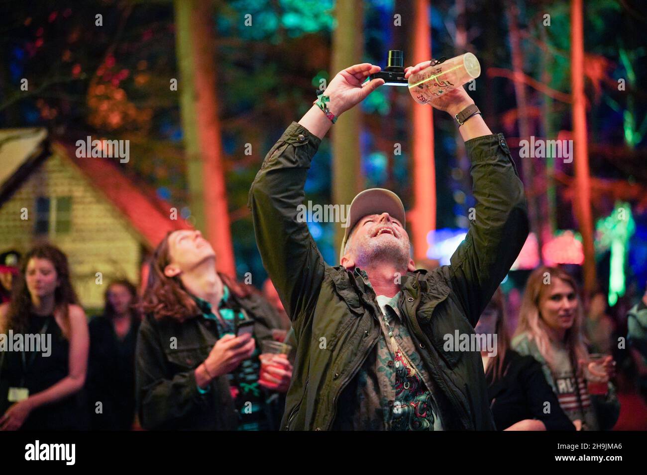 Night views of festival goers in the Solas area on the first day ...