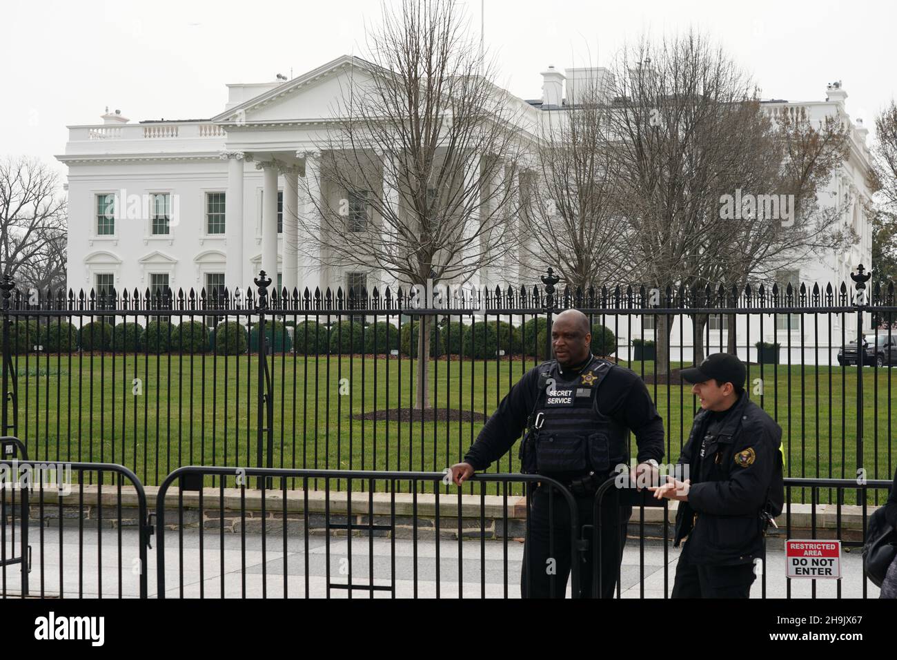 Police in front of the white house hi-res stock photography and images ...