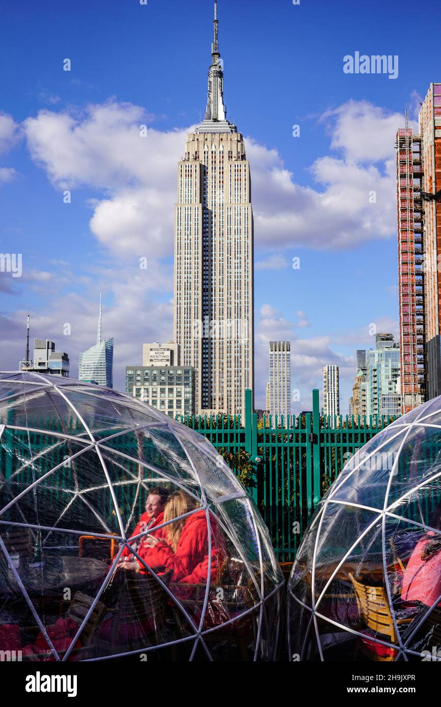 The Empire State Building seen from from the 230 Fifth rooftop bar in ...