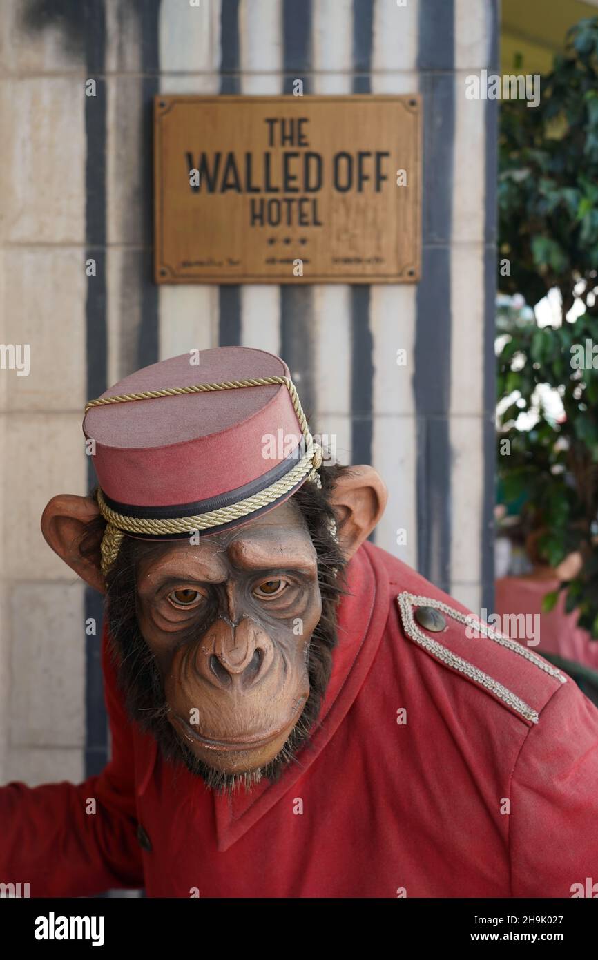 Israel wall bansky hi-res stock photography and images - Alamy