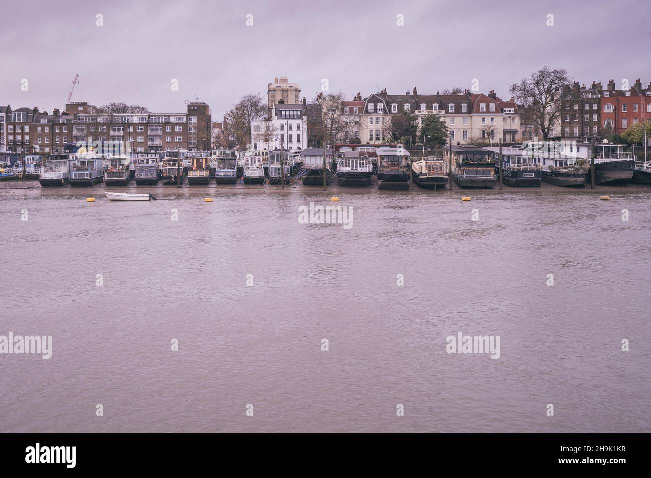 Chelsea thames house boat hi-res stock photography and images - Alamy