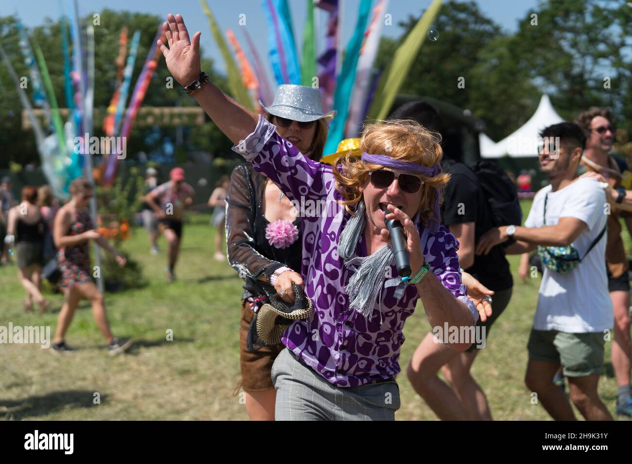 Conga dance hi-res stock photography and images - Alamy