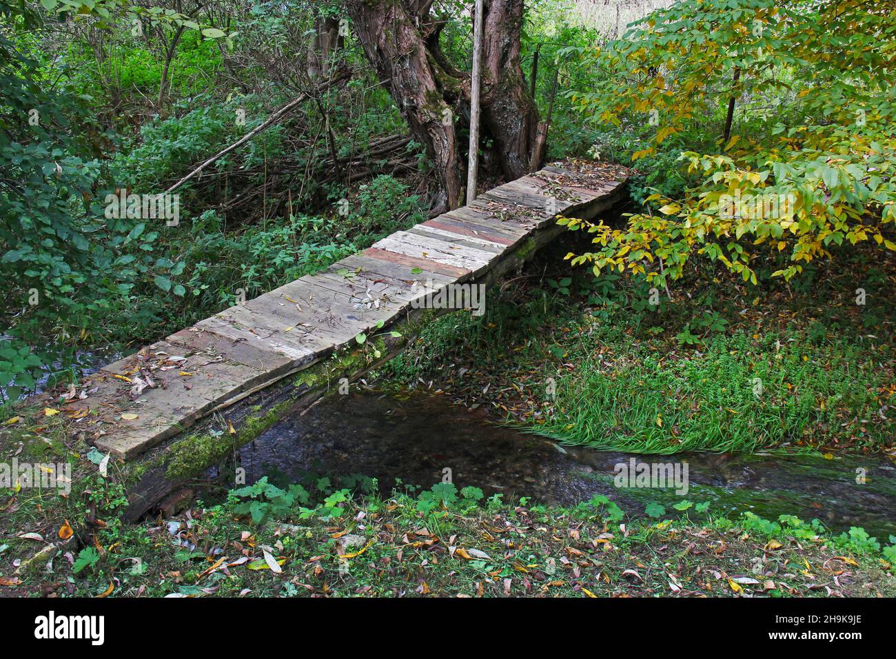 Old wooden footbridge hi-res stock photography and images - Alamy