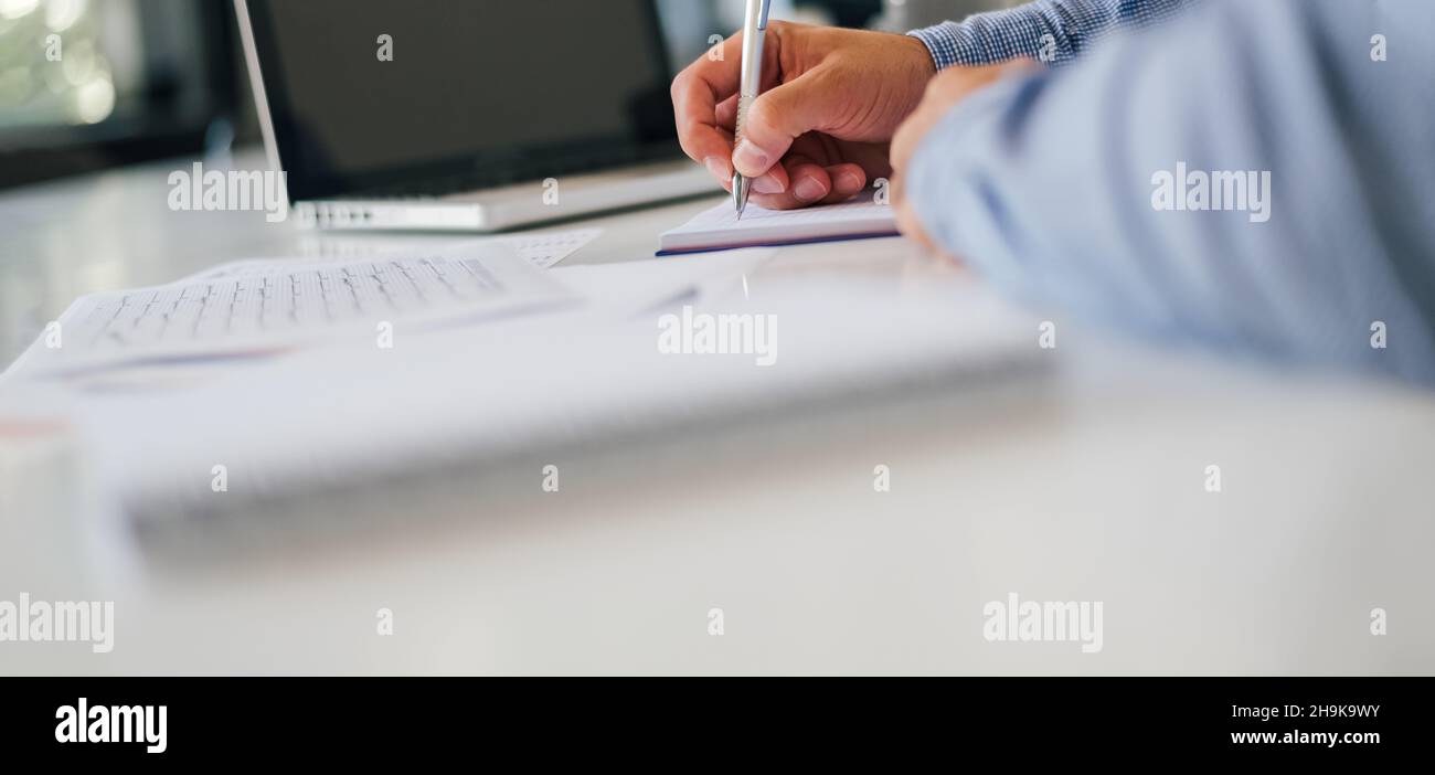 Hand taking notes hi-res stock photography and images - Alamy