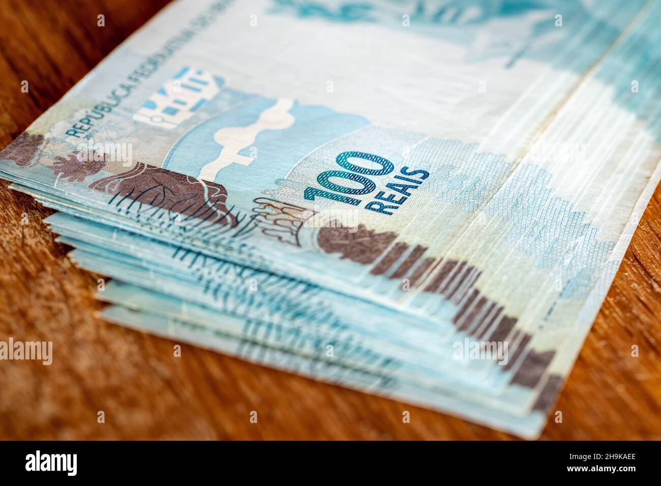 Brazilian Money File, 100 Reais Banknotes Stock Photo - Alamy