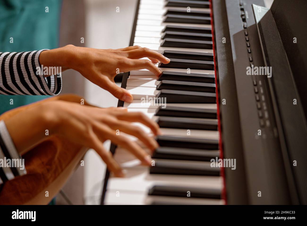 Synthesizer keyboard hi-res stock photography and images - Alamy