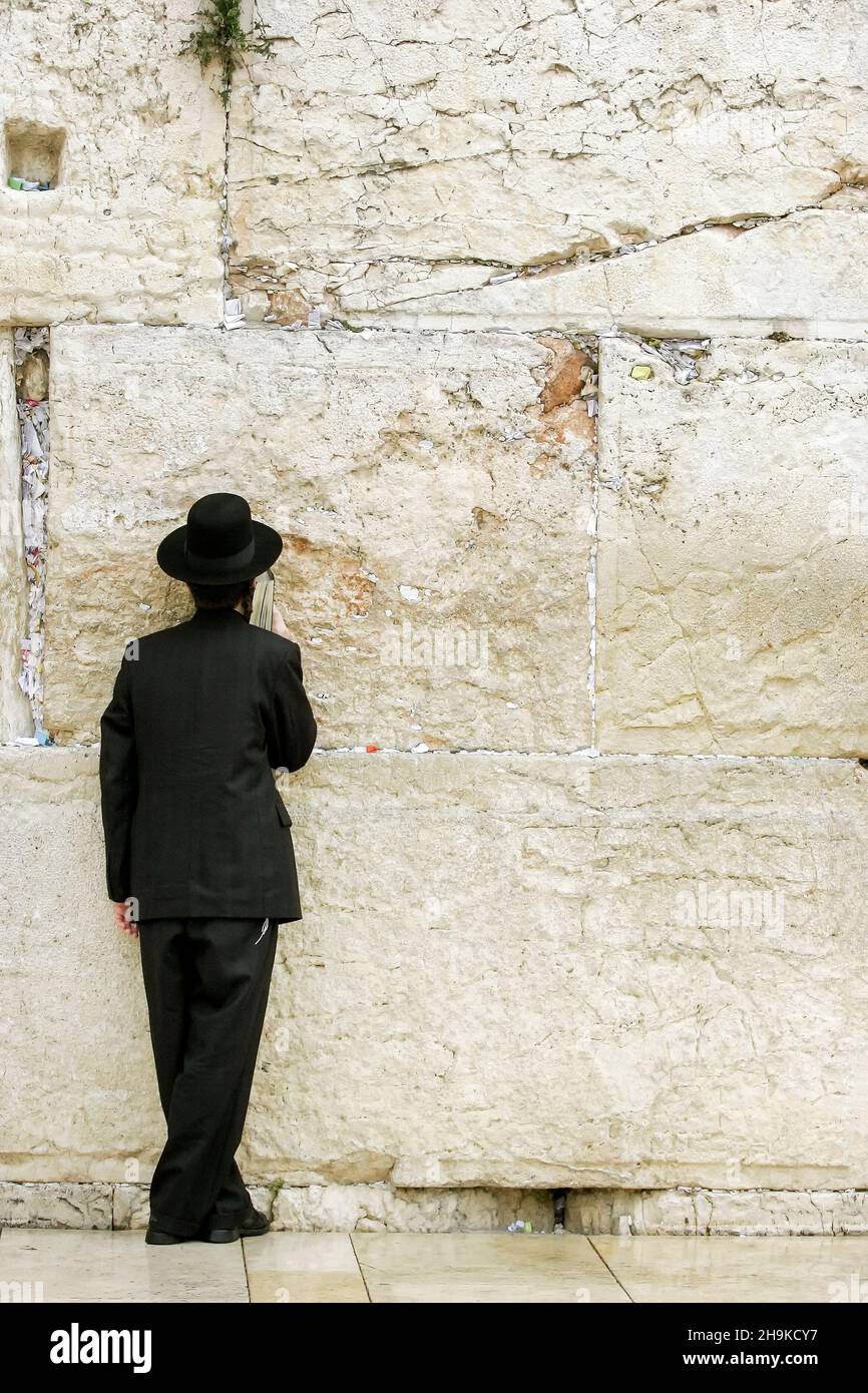 A man prays at the Wailing Wall in Jerusalem Stock Photo - Alamy