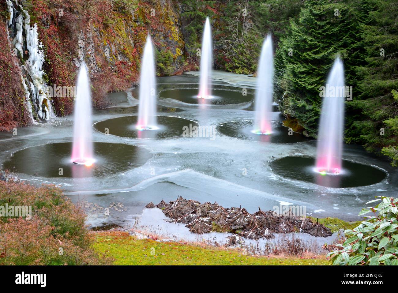 Outdoor water fountain at the butchart gardens hi-res stock photography ...