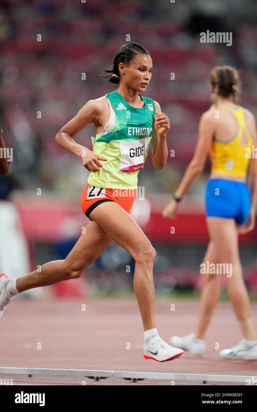 Letesenbet Gidey competing in the 10,000 meters of the 2020 Tokyo ...