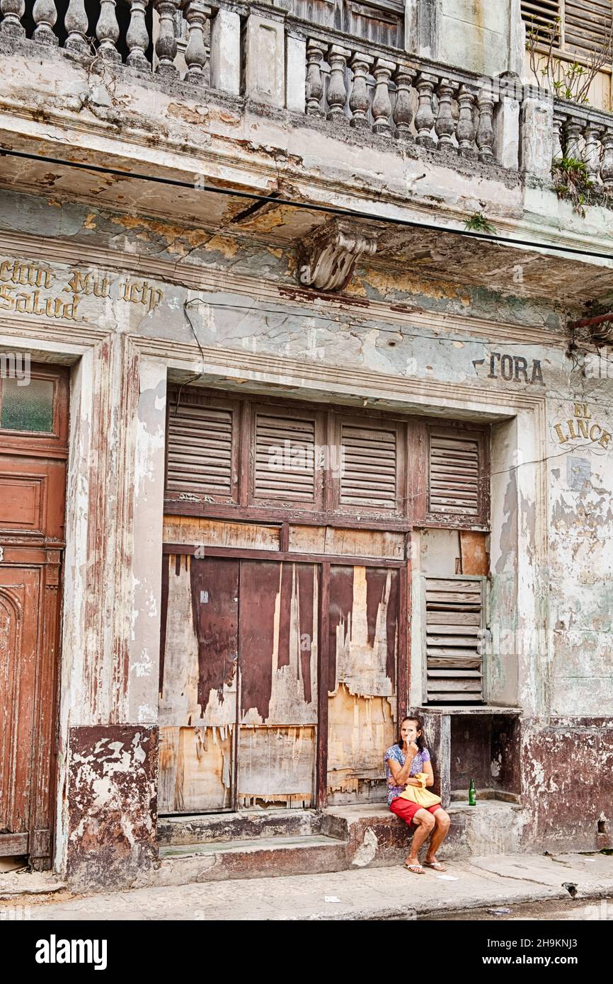 Old storefront hi-res stock photography and images - Alamy