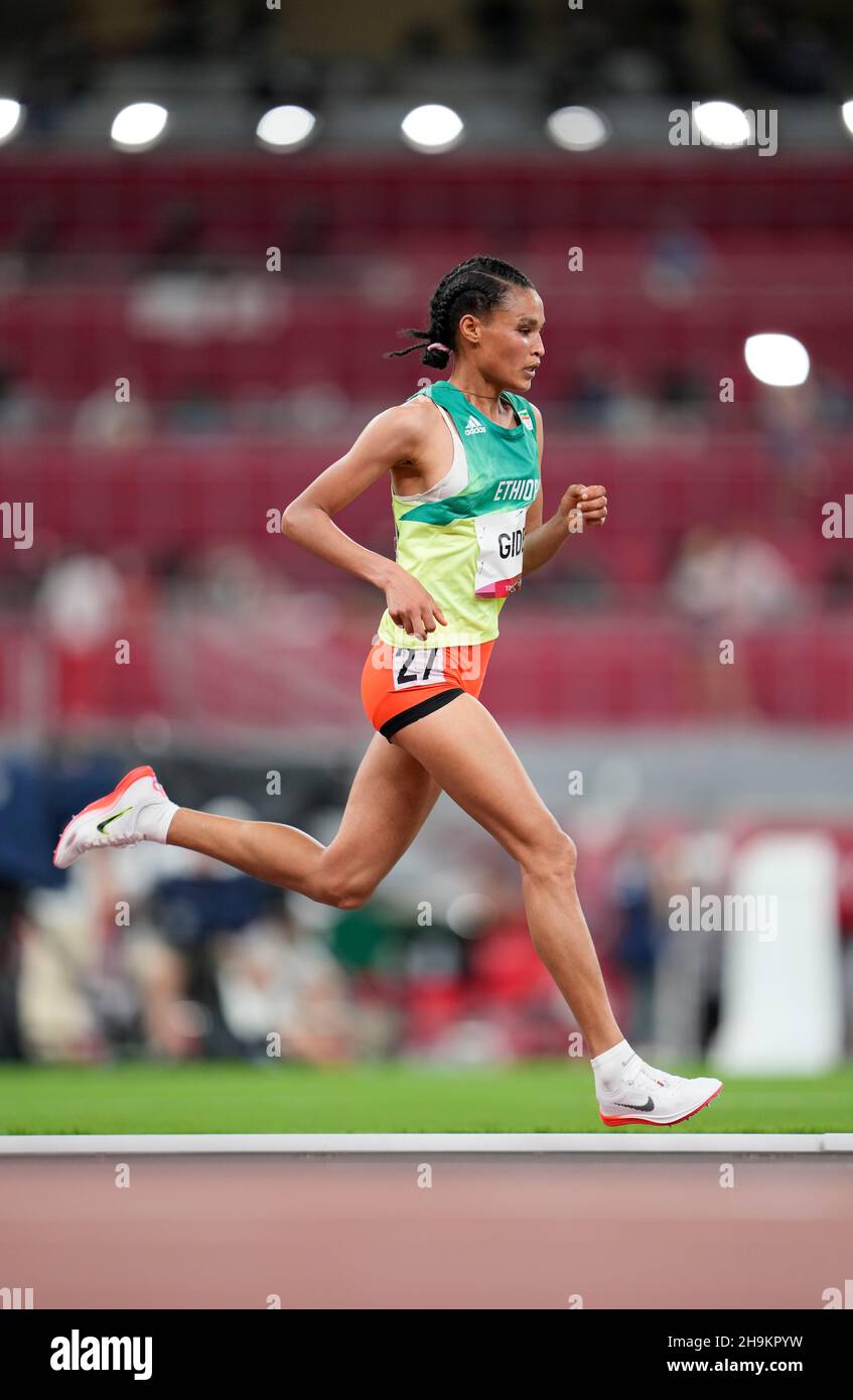 Letesenbet Gidey competing in the 10,000 meters of the 2020 Tokyo ...