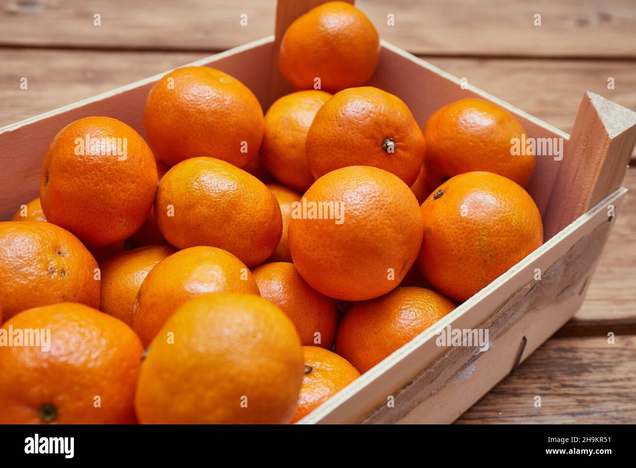 Tangerines in a box Stock Photo - Alamy