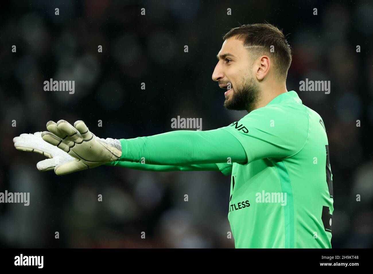 PARIJS, FRANCE - DECEMBER 7: goalkeeper Gianluigi Donnarumma of Paris ...