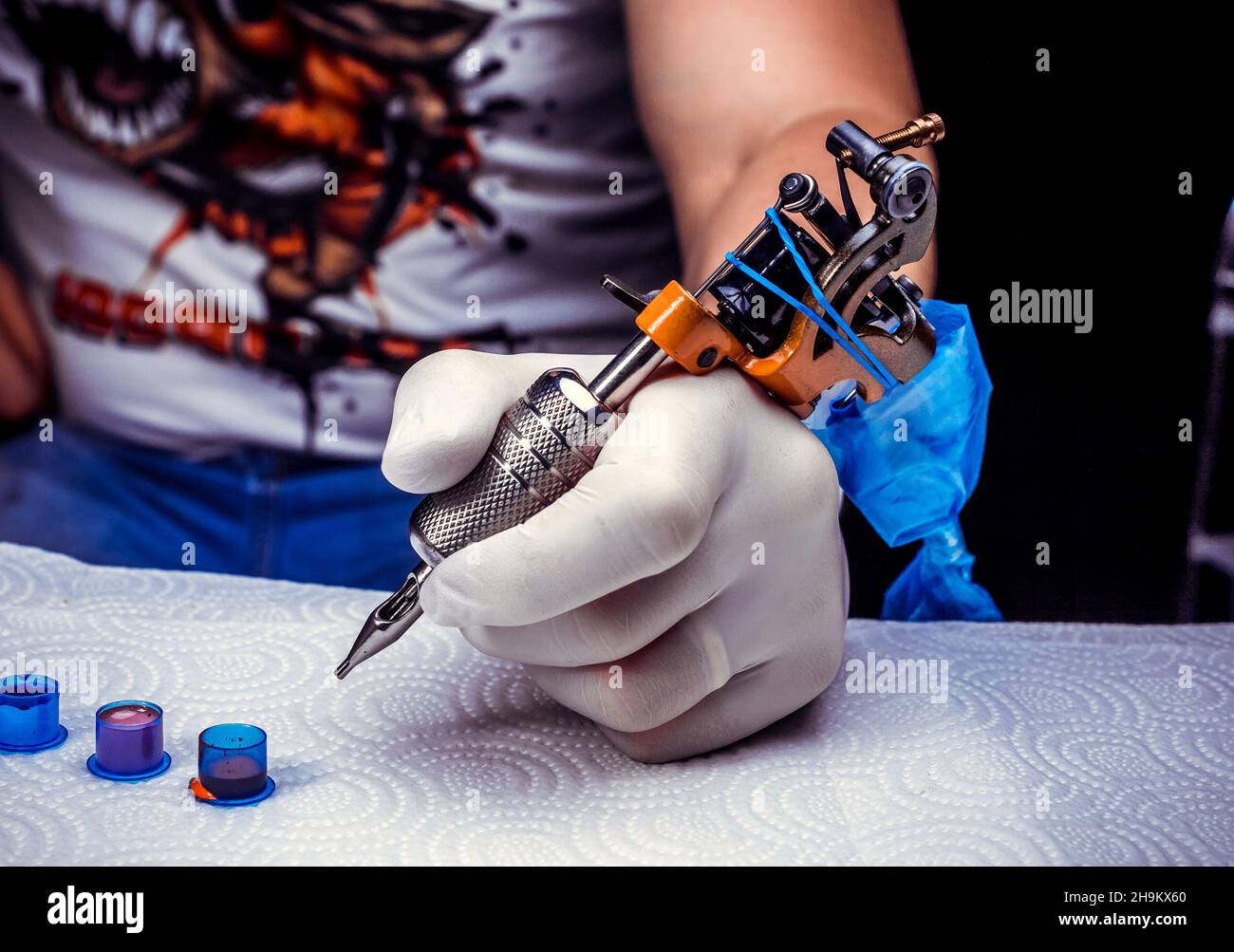 Hands holding tattoo machine hi-res stock photography and images - Alamy