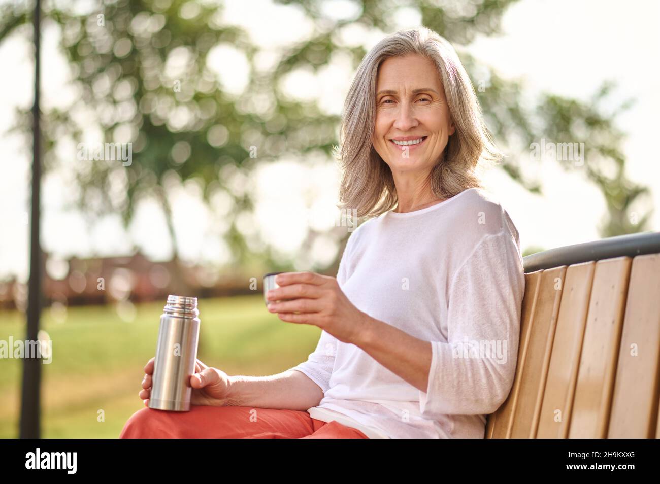 Bench looking at camera hi-res stock photography and images - Alamy
