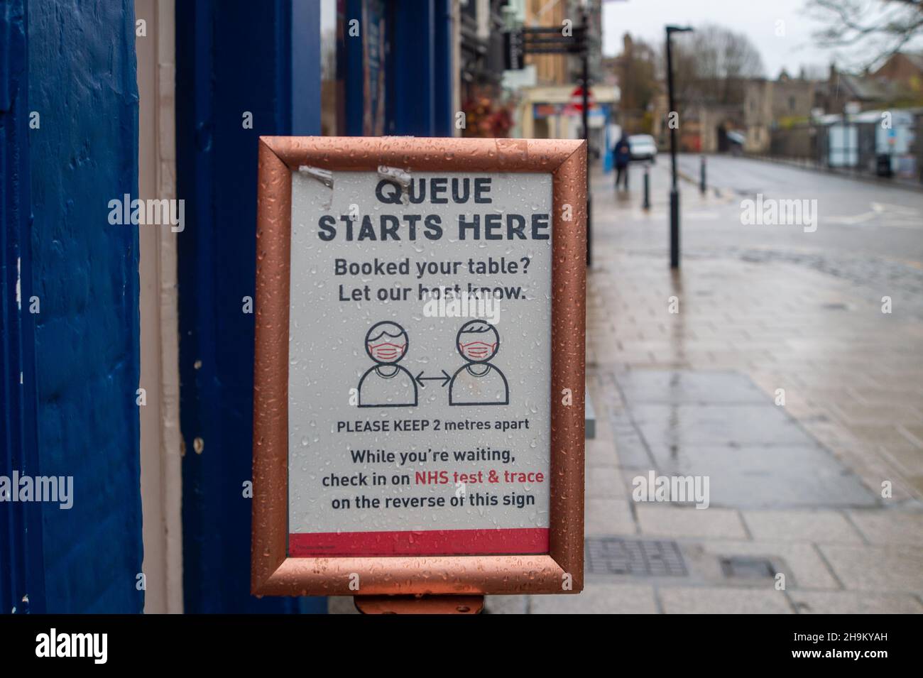 Windsor, Berkshire, UK. 7th December, 2021. A Queue Starts Here sign ...