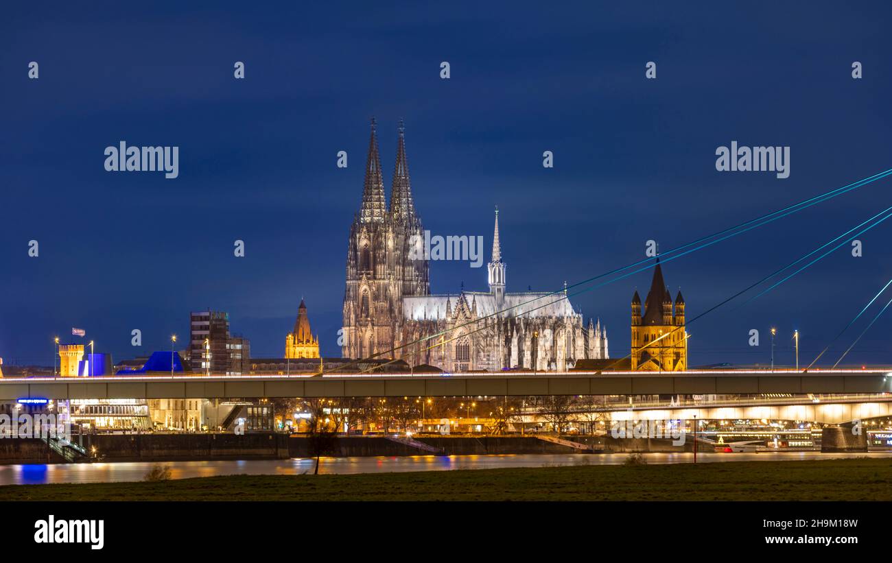 Famous Cologne Cathedral illuminated against dark winter sky Stock ...