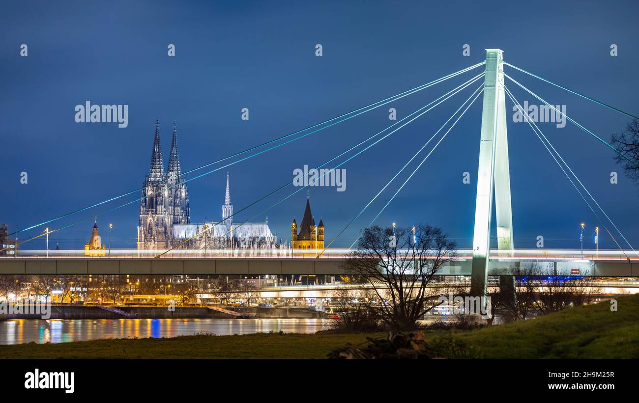 Famous Cologne Cathedral illuminated against dark winter sky Stock ...