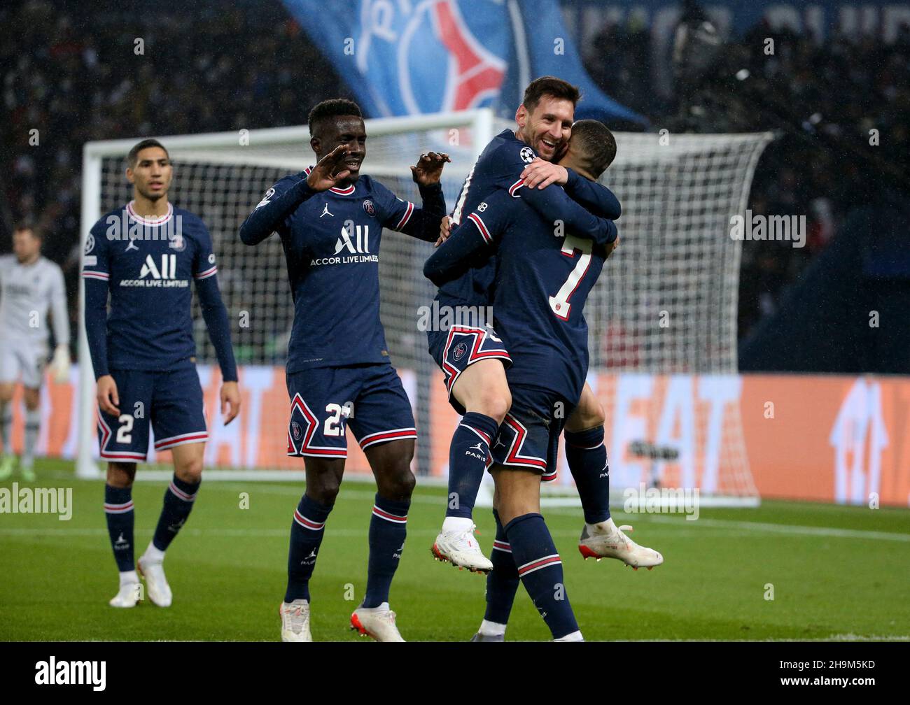 Idrissa gueye celebrates psg hi-res stock photography and images - Alamy