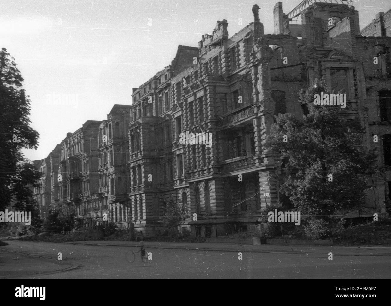 Wroc³aw, 1948-09. Kamienice przy placu Powstañców Œl¹skich zniszczone w ...