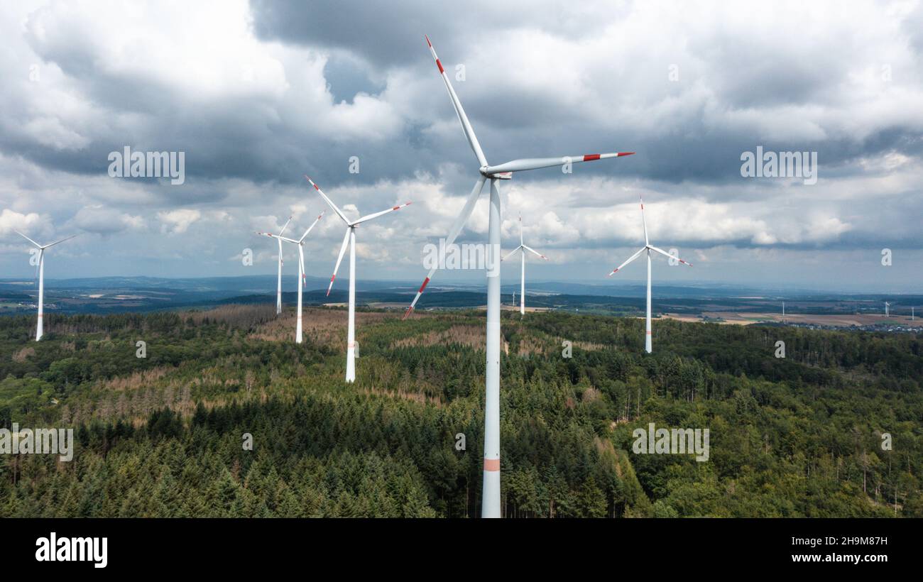 Windpark in Deutschland, Wald in Hessen, Windenergie Stock Photo - Alamy
