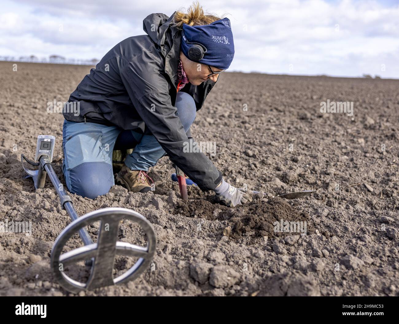 Ancient woman hunting hi-res stock photography and images - Alamy