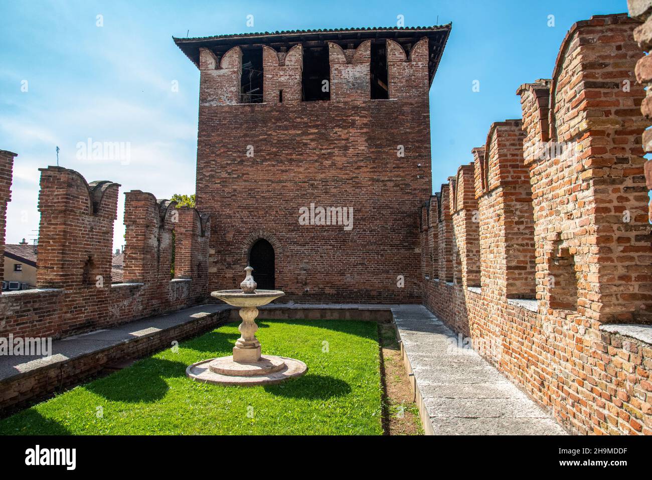 Iconic medieval Castelvecchio castle in Verona, Italy Stock Photo - Alamy