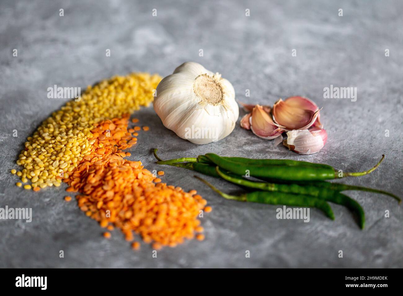 Red chilli and garlic bulbs hi-res stock photography and images - Alamy