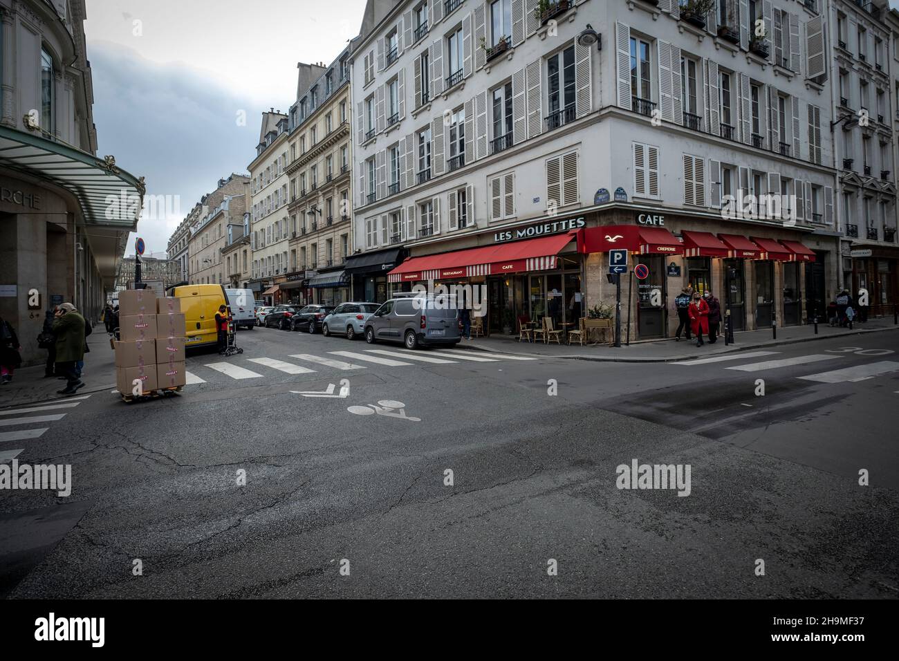 Vintage parisian street scene hi-res stock photography and images - Alamy