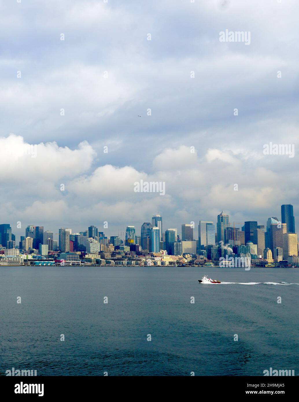 Seattle skyline on cloudy hi-res stock photography and images - Alamy